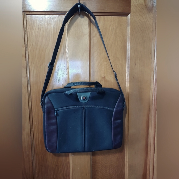 Victorinox | Bags | Victorinox Padded Laptop Bag Black And Burgundy ...